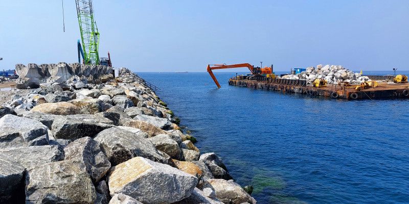 Breakwater works at Vizhinjam International Sea Port, India : an ACCROPODE™ II project | CLI ...